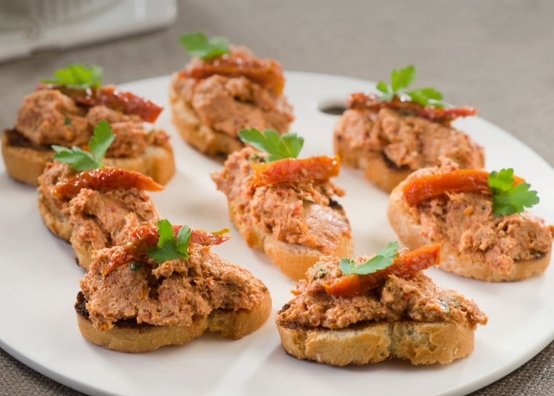 TOSTA DE TOMATES SECOS Y ATÚN - Aperitivos, entrantes y tapas - Blog de ...